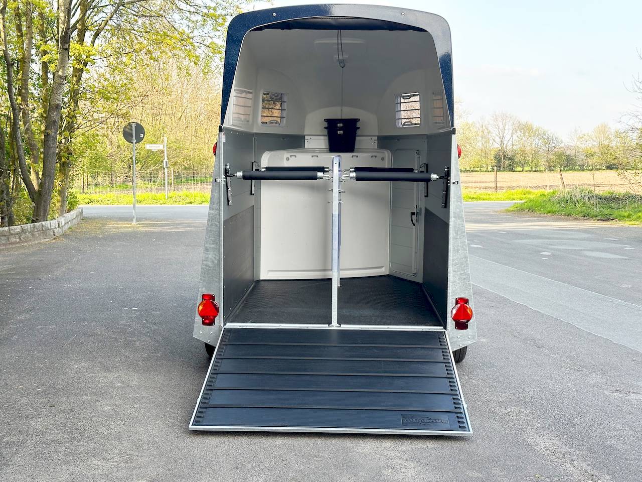 Humbaur Xanthos 2400 | EquiDrive Fahrwerk | Sattelkammer | Aero Poly-Aufbau | Boxenstangen ...